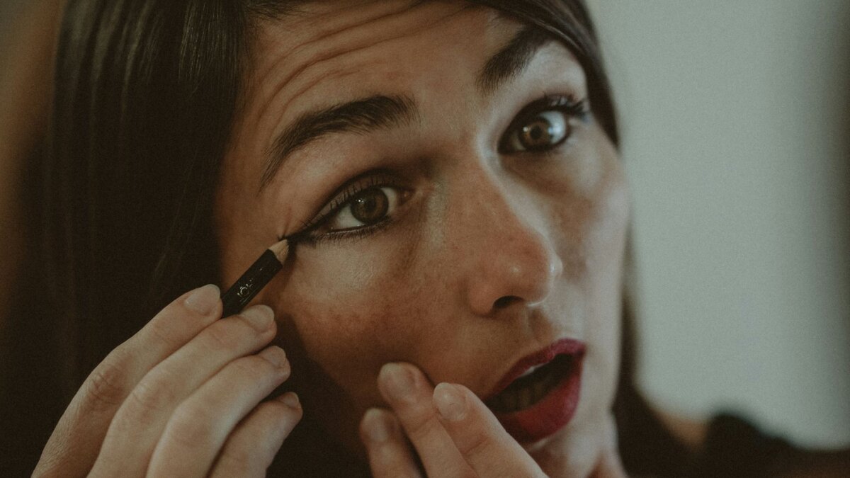 Why Your Eyeliner Always Smudges (And How to Stop It) - Blusher