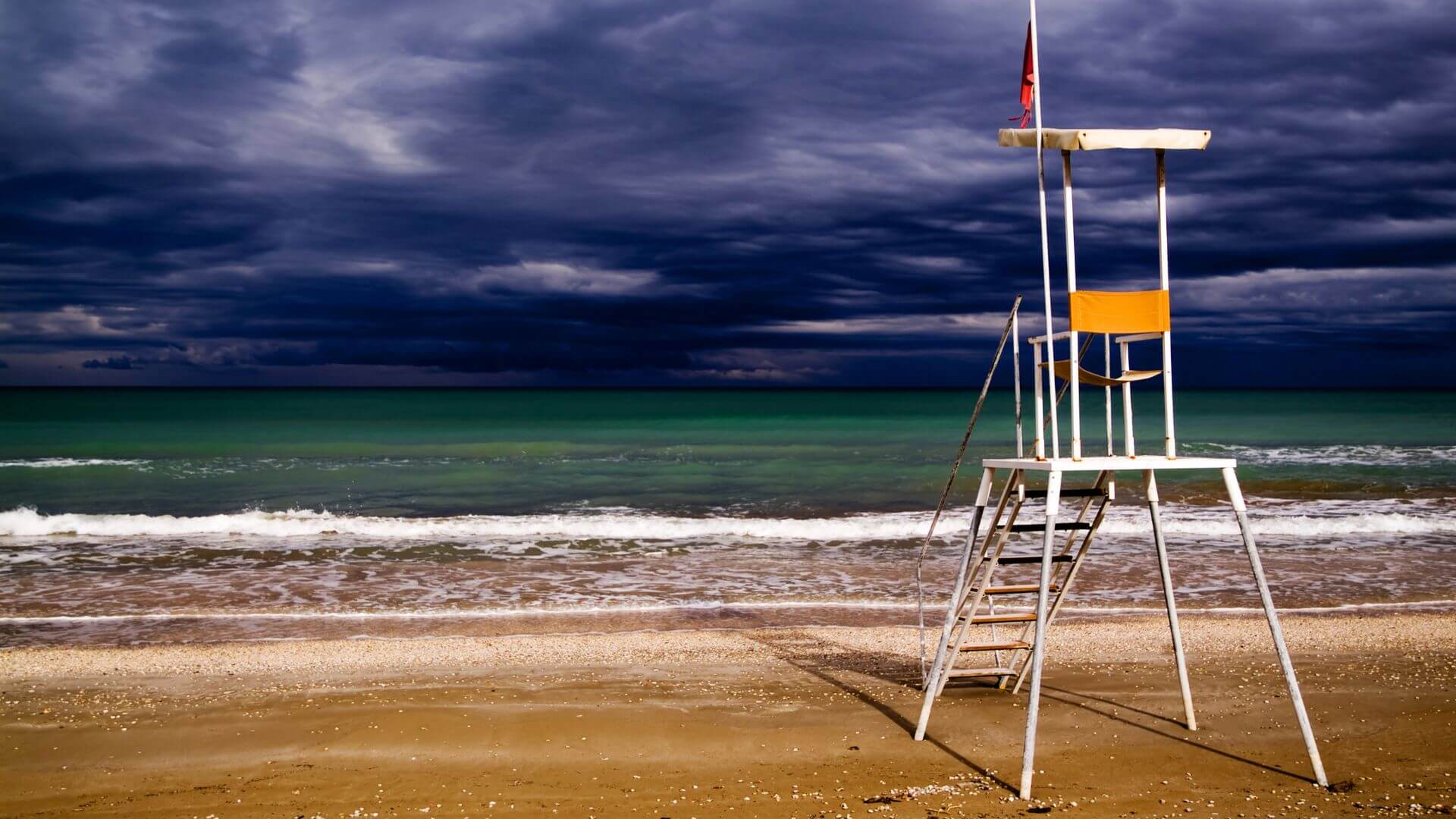 Rare Weather Warning Tells West Coast Residents to Avoid Beaches - Blusher